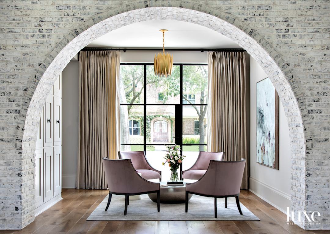 Inside A Houston Home That Mixes Modern Forms With Rustic Finishes ...