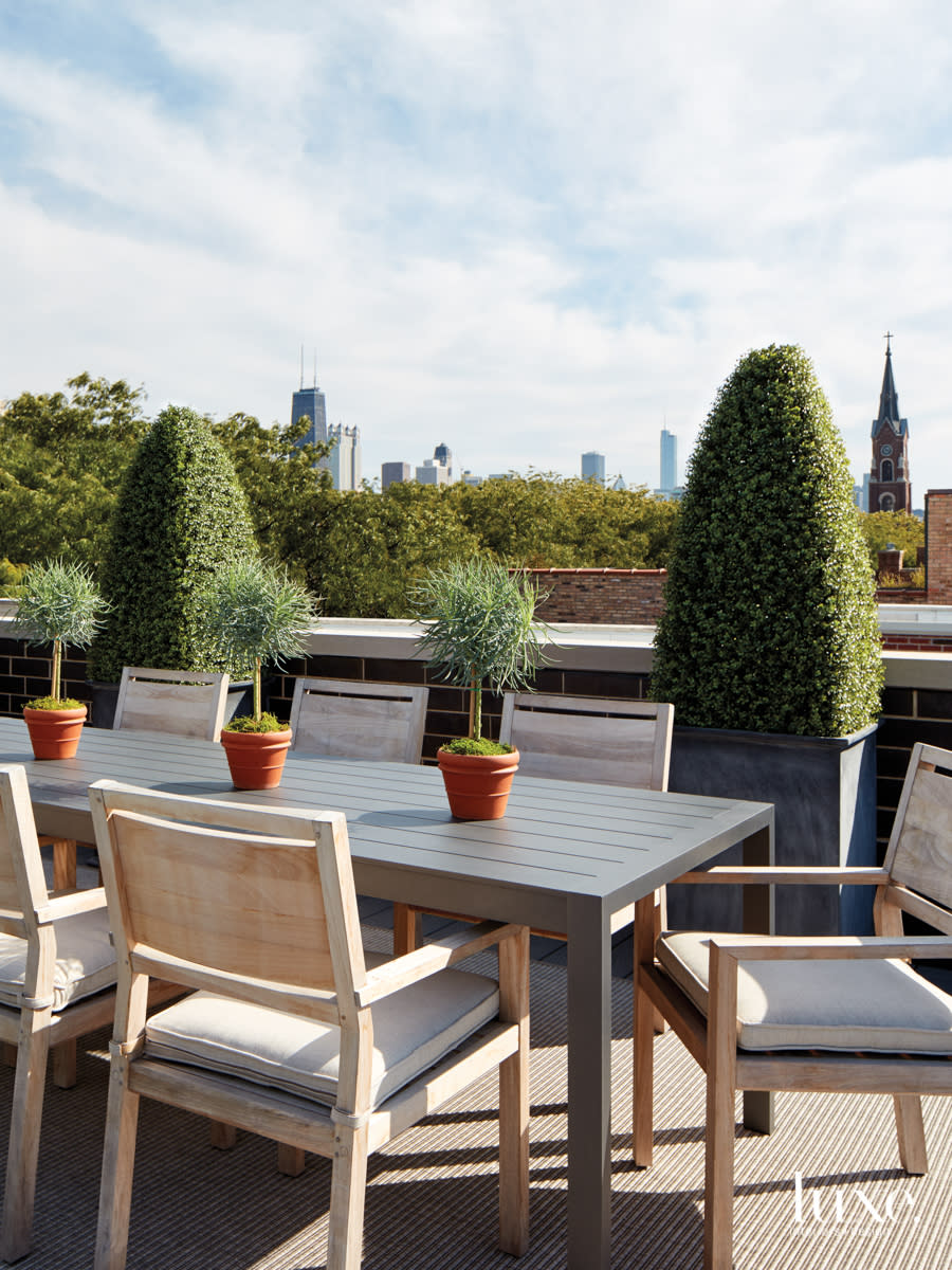 A Chicago Townhouse Exudes Classic Elegance | Luxe Interiors + Design
