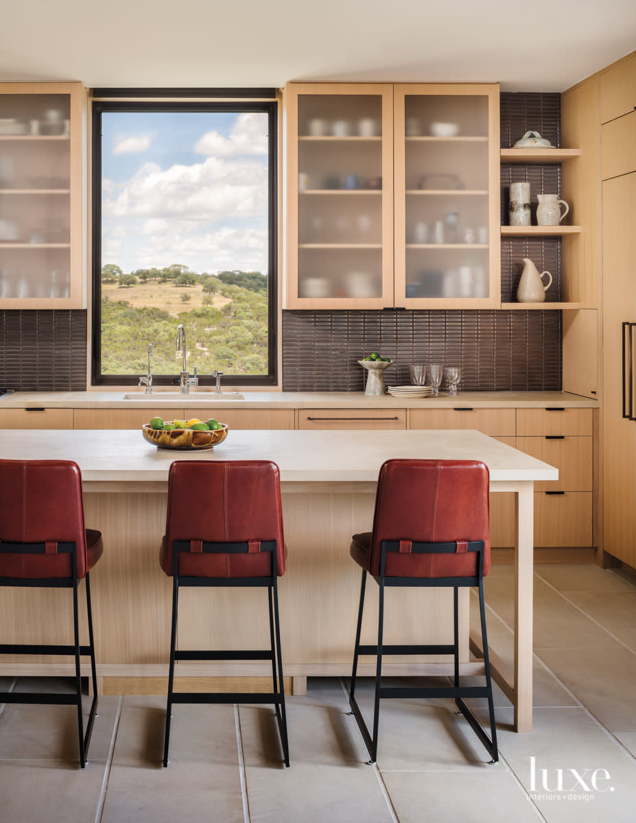 A Texas Ranch Home Keeps In Tune With Its Striking Site | Luxe ...