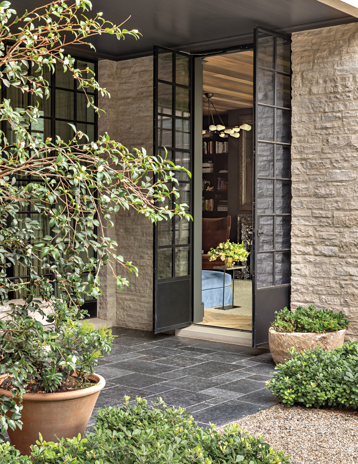 Inside An Idyllic California Retreat That Conjures European Ambience ...