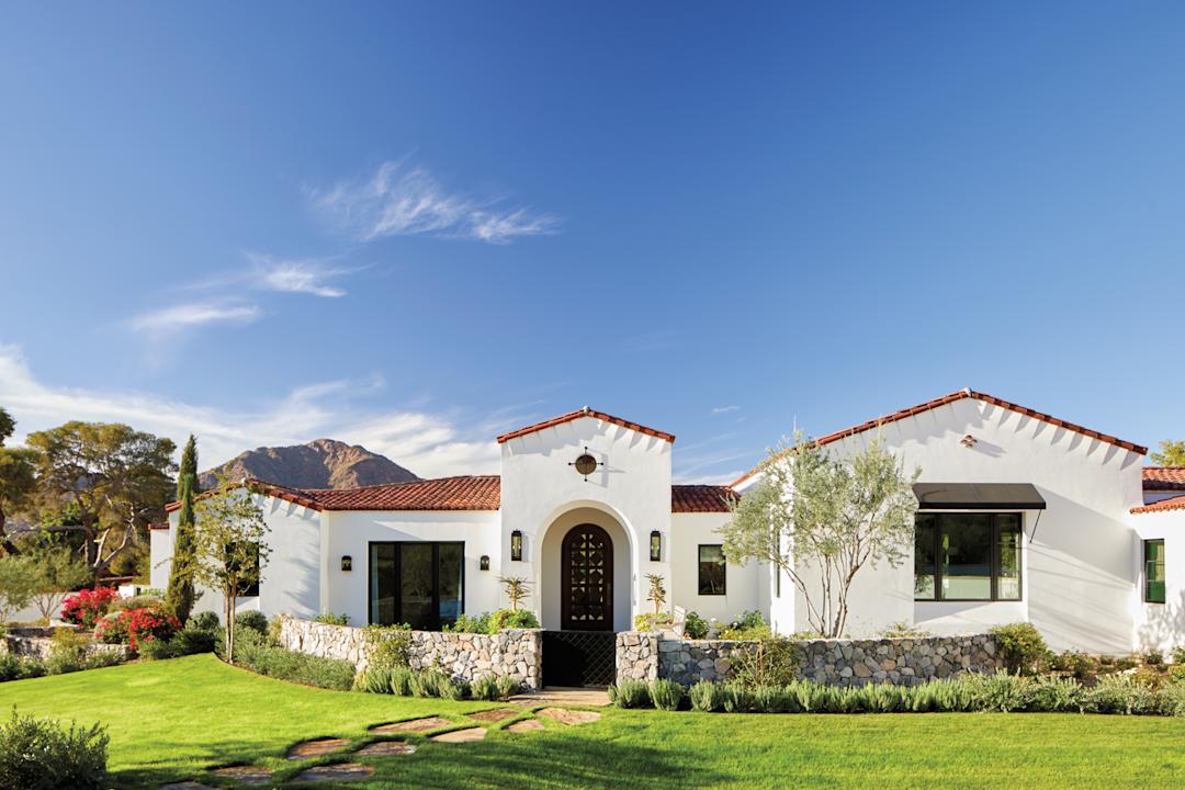 This Arizona Home Puts A Modern Spin On Santa Barbara Style | Luxe ...