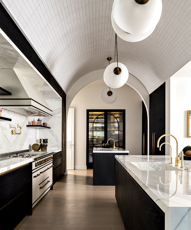 Tour A Bold Miami Beach Home With Modern Interiors | LUXE Interiors ...