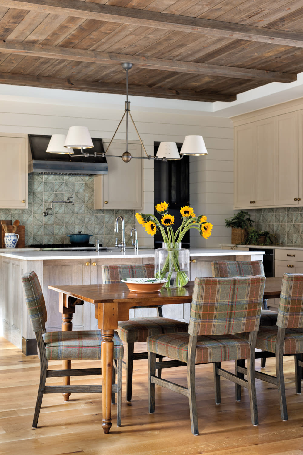 A Contemporary Chicago Home Emanates Cozy, Historic Charm | Luxe ...