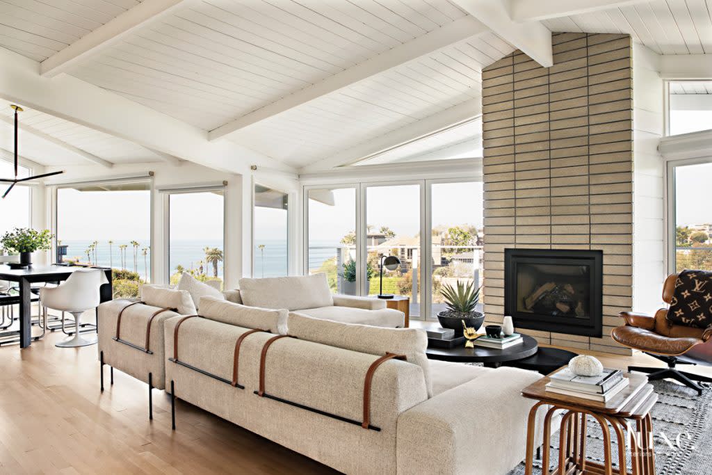Inside A Midcentury Modern Gem With A Focus On The Coastal Scenery ...