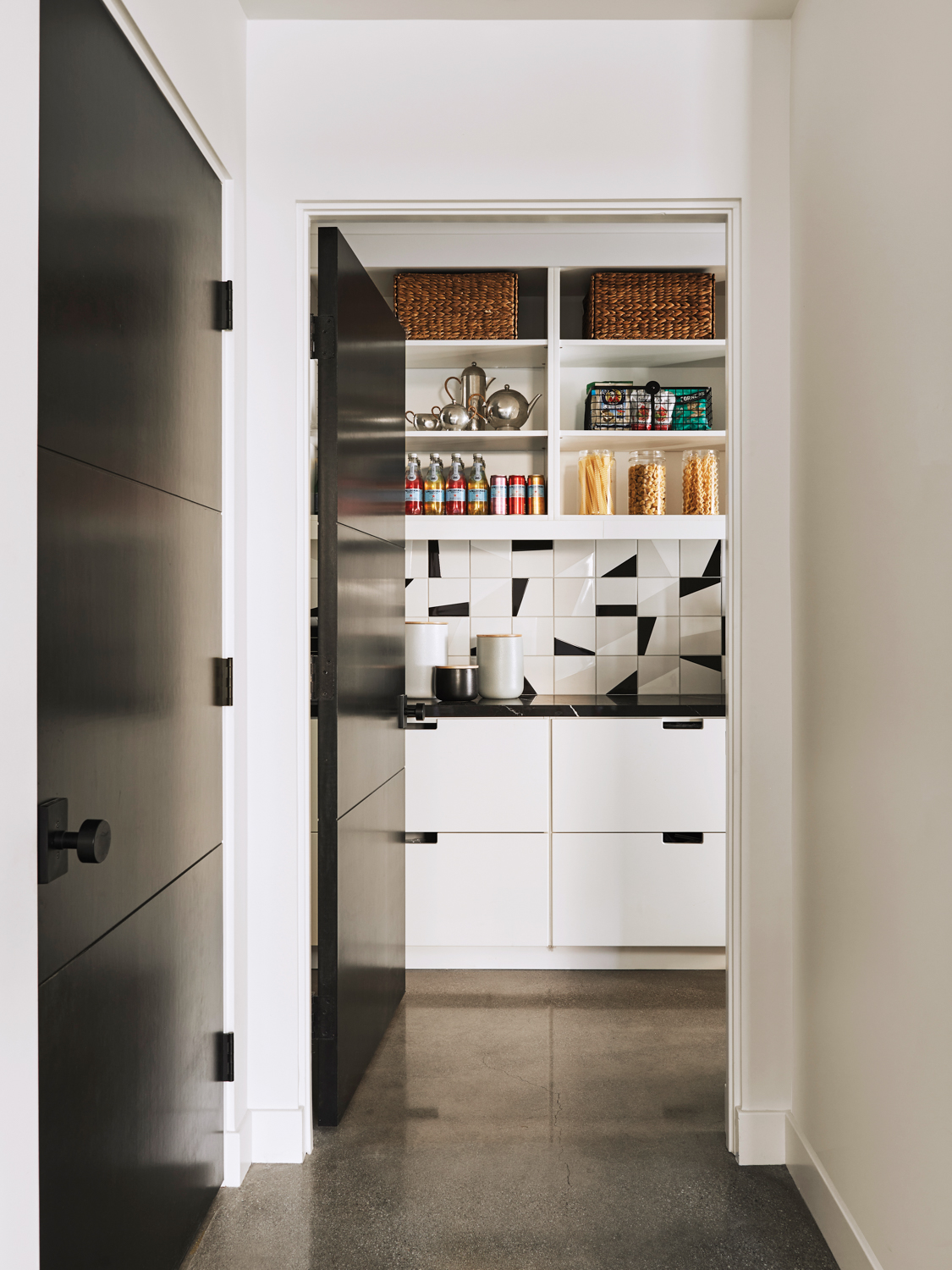 European Modernism Gets A Moment of Zen In This Glam SoCal Abode | Luxe ...