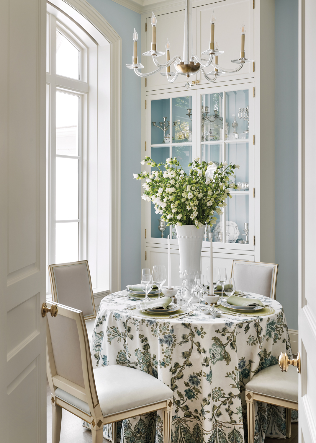 Tour The Artfully Imagined Spaces Within This Stately Dallas Abode ...