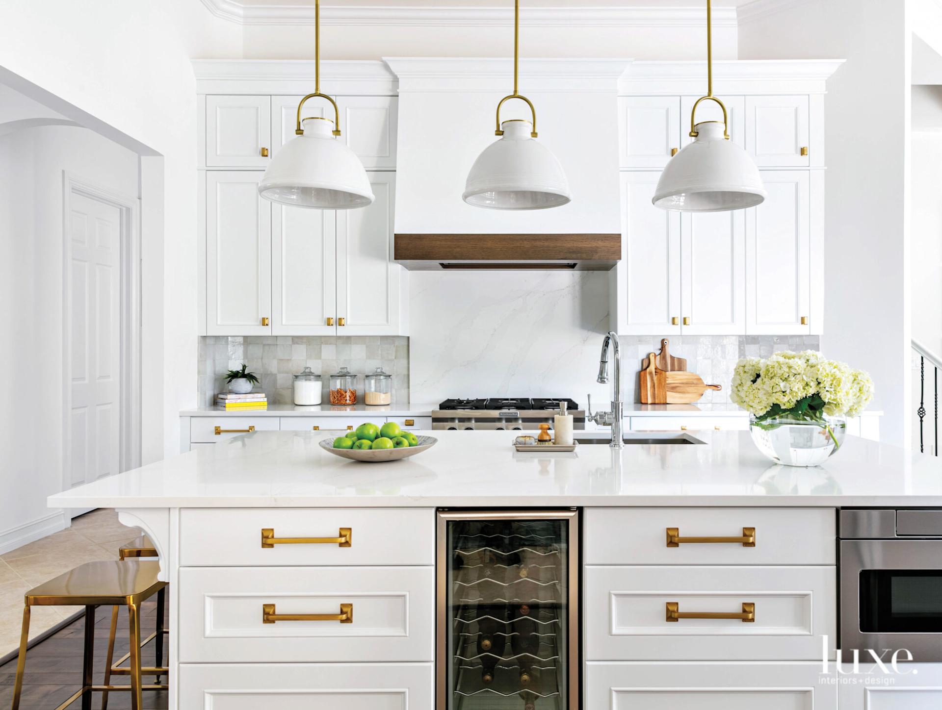 25 White Kitchens You Need To Bookmark For Renovation Inspo | LUXE ...