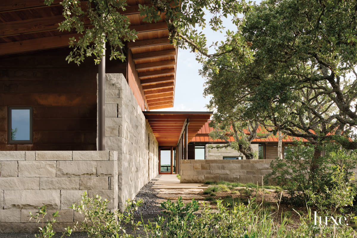 A Texas Ranch Home Keeps In Tune With Its Striking Site | Luxe ...