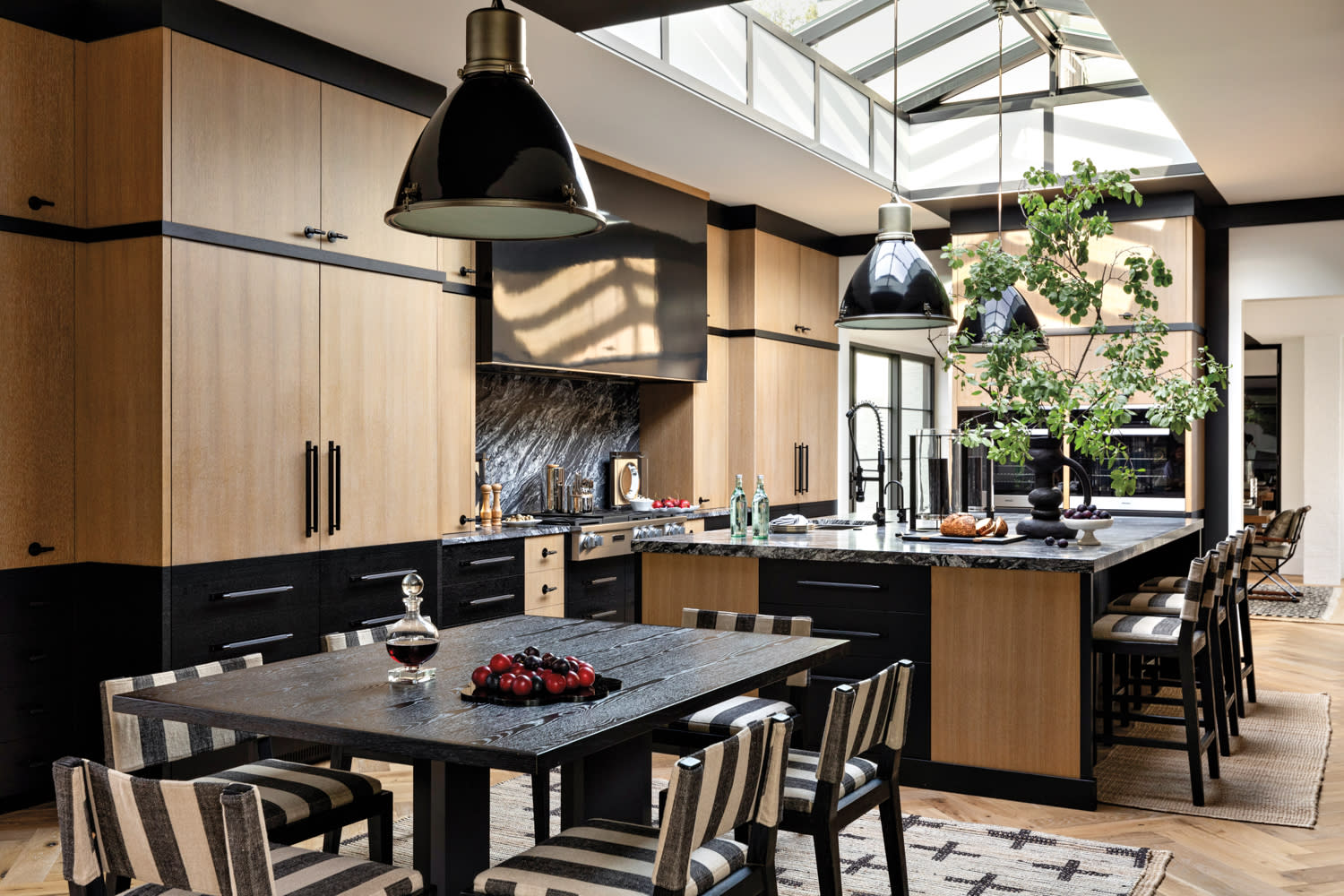 A Bold Renovation Reinvigorates This Landmark Chicago Home | Luxe ...