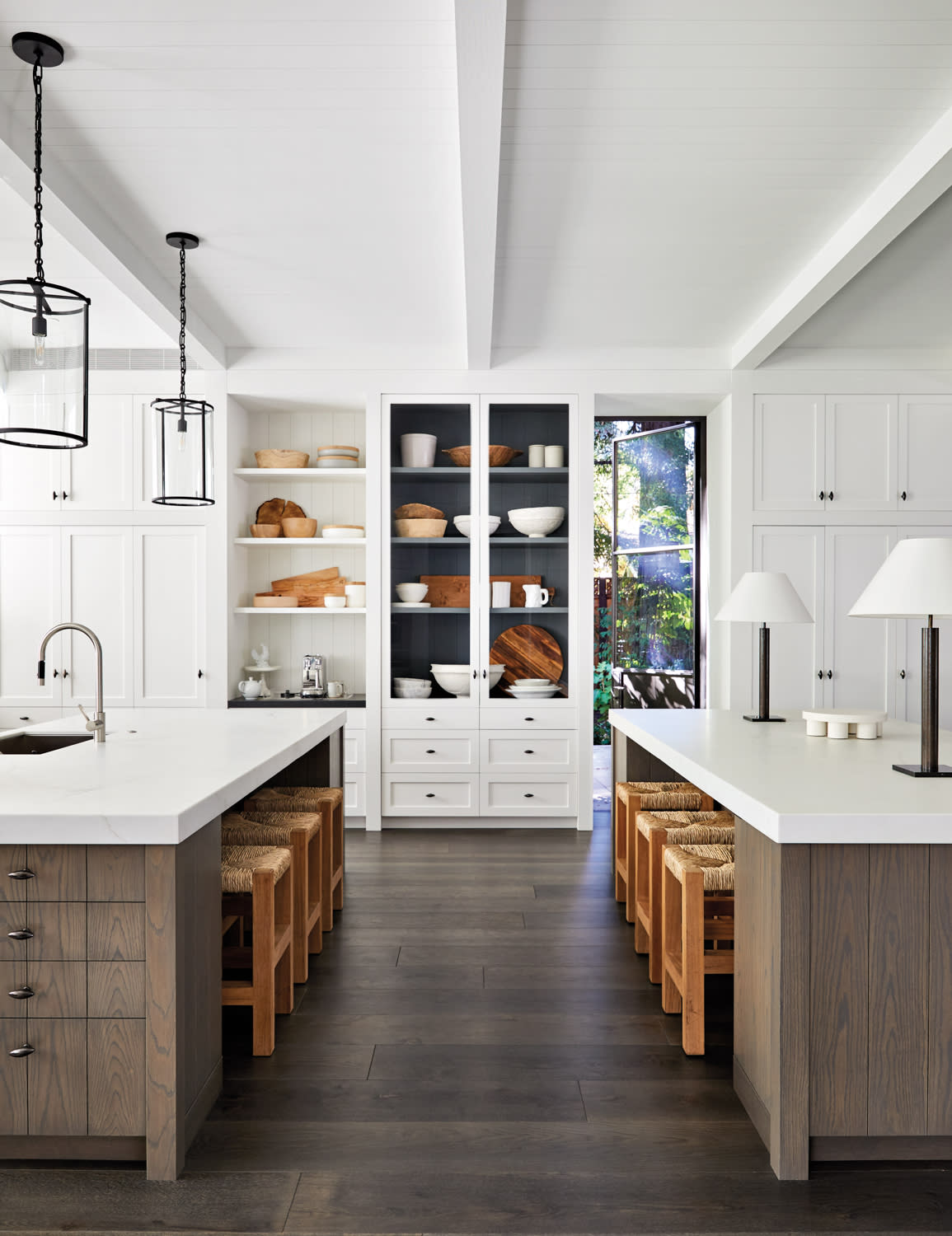 A Modern Take On Farmhouse That Dazzles With A Library-Dining Room ...