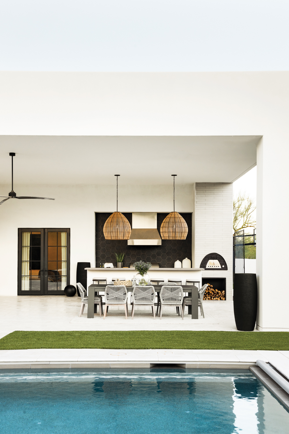 Catch A Glimpse Of The Mountains In This Minimalist Arizona Abode ...