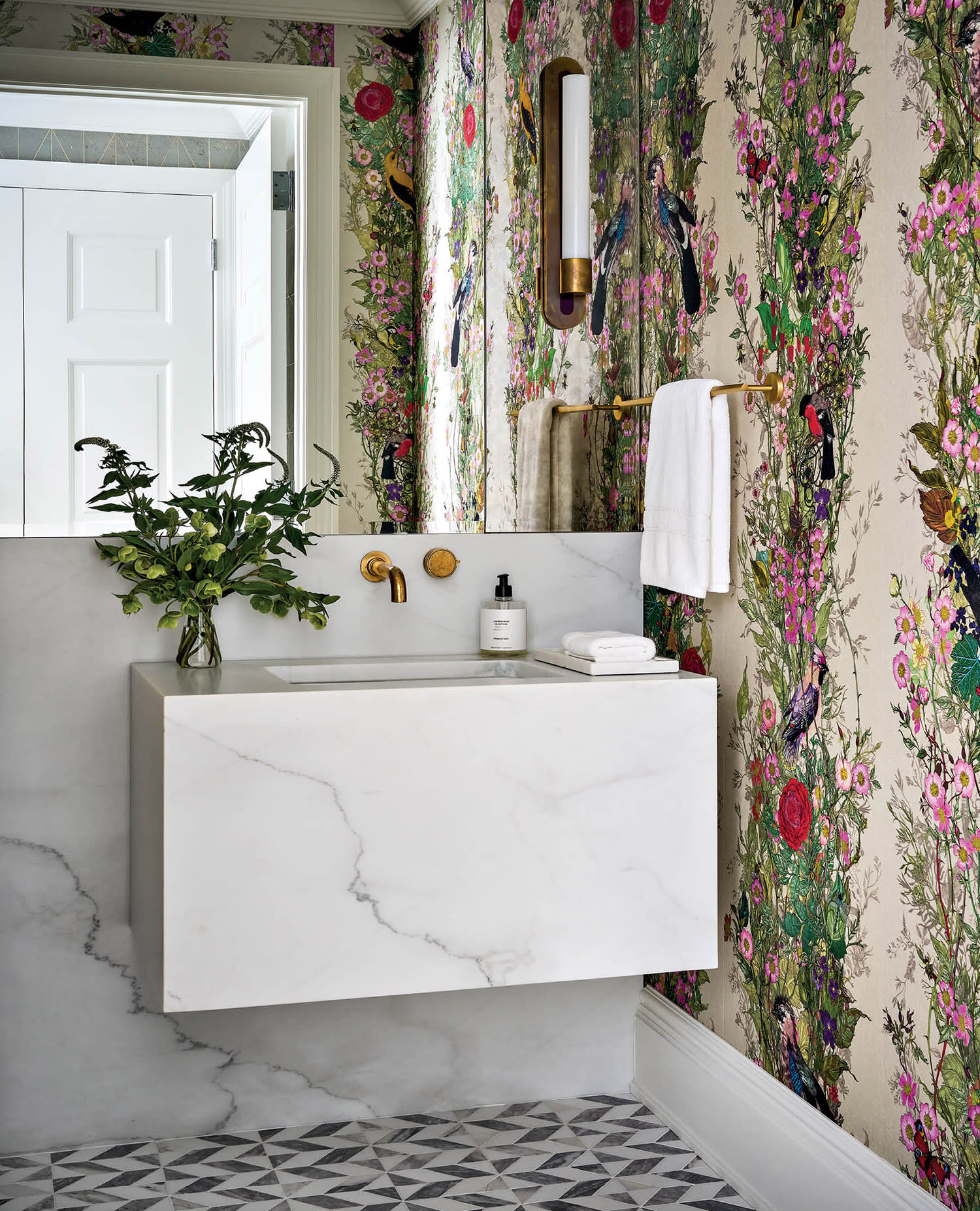 Tour This Chic Chicago Condo Inspired By Parisian Elegance | LUXE ...