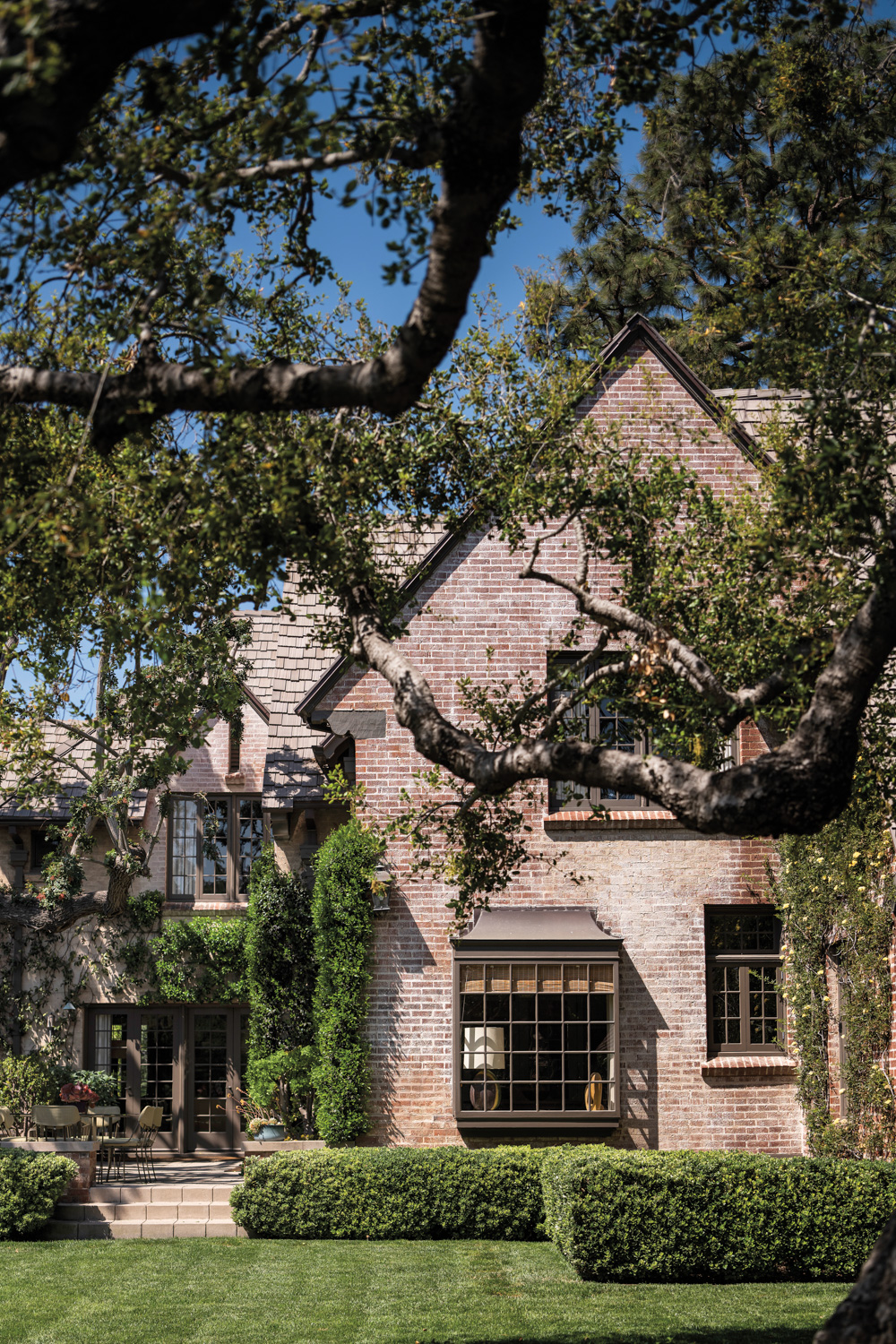 Tour A Historic Tudor-Style Gem That Stuns With Playful 1920s Vibes ...