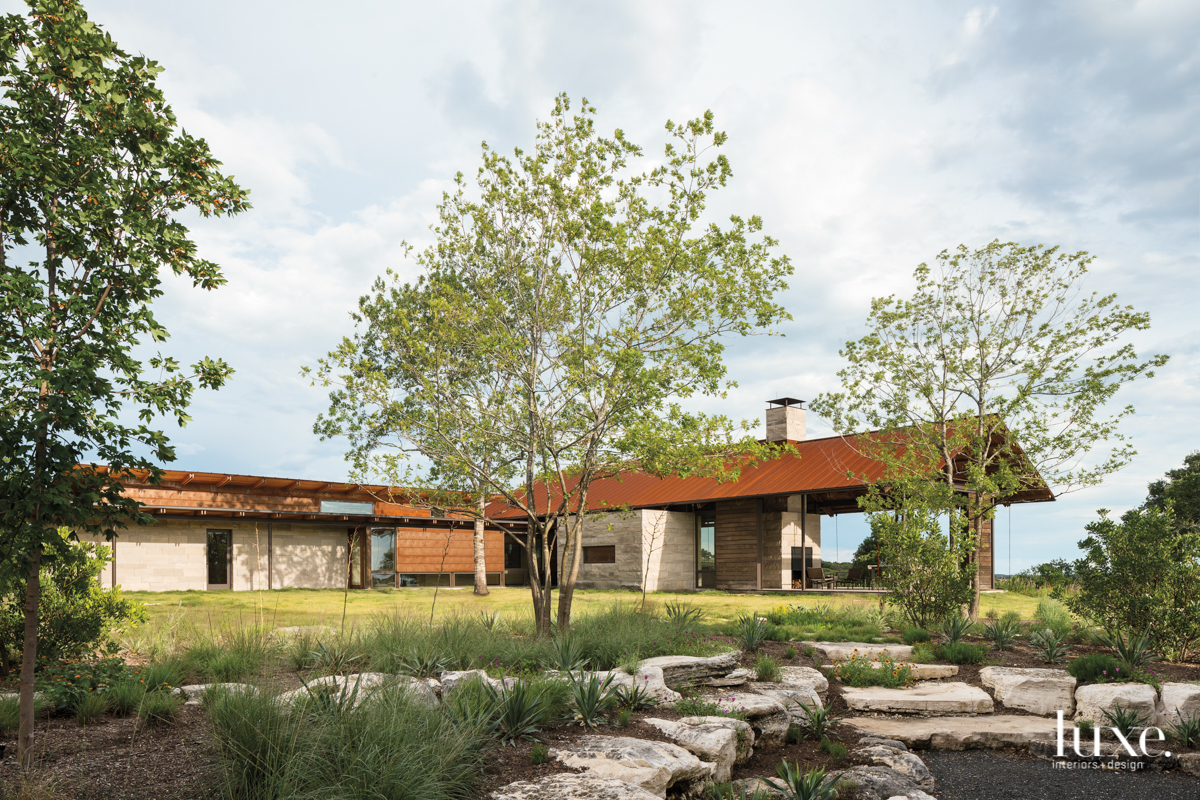 A Texas Ranch Home Keeps In Tune With Its Striking Site | Luxe ...