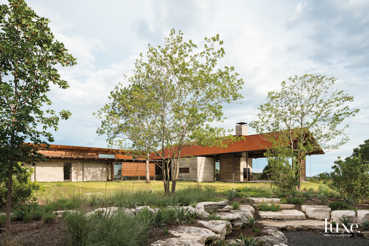 A Texas Ranch Home Keeps In Tune With Its Striking Site | Luxe ...