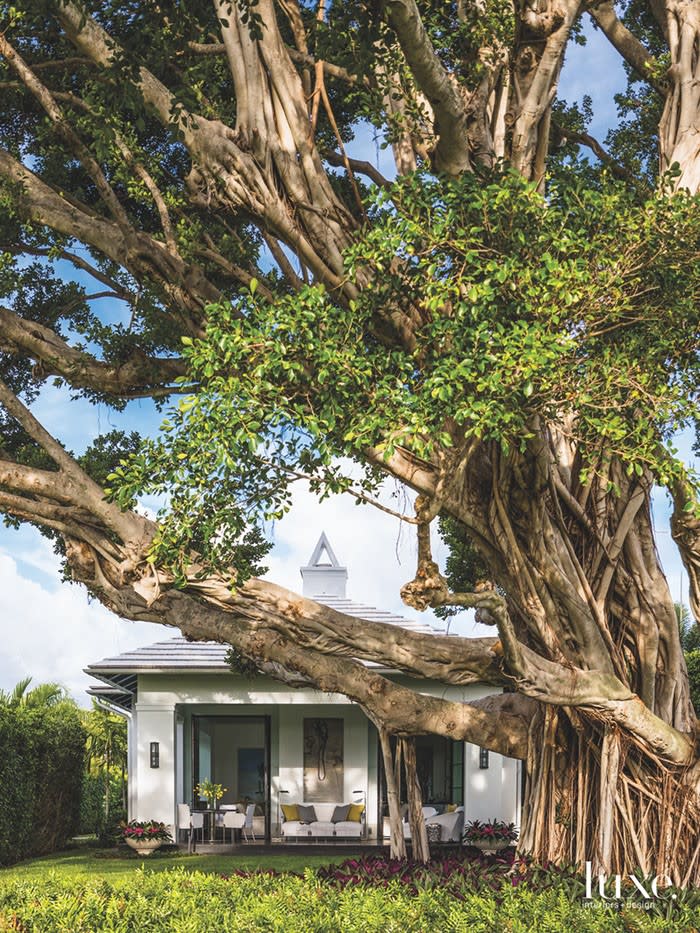 Modern Meets Traditional In An Impeccable Golf Cottage | Luxe Interiors ...