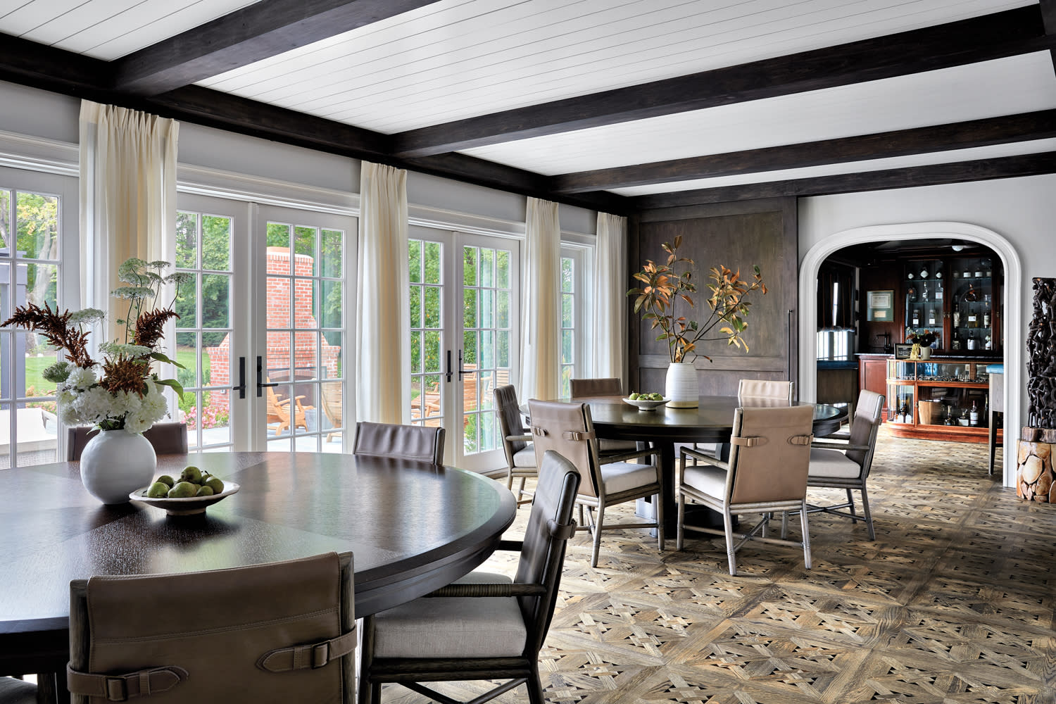 Rustic Meets Urban In This Posh Long Island Vacation Home | Luxe ...