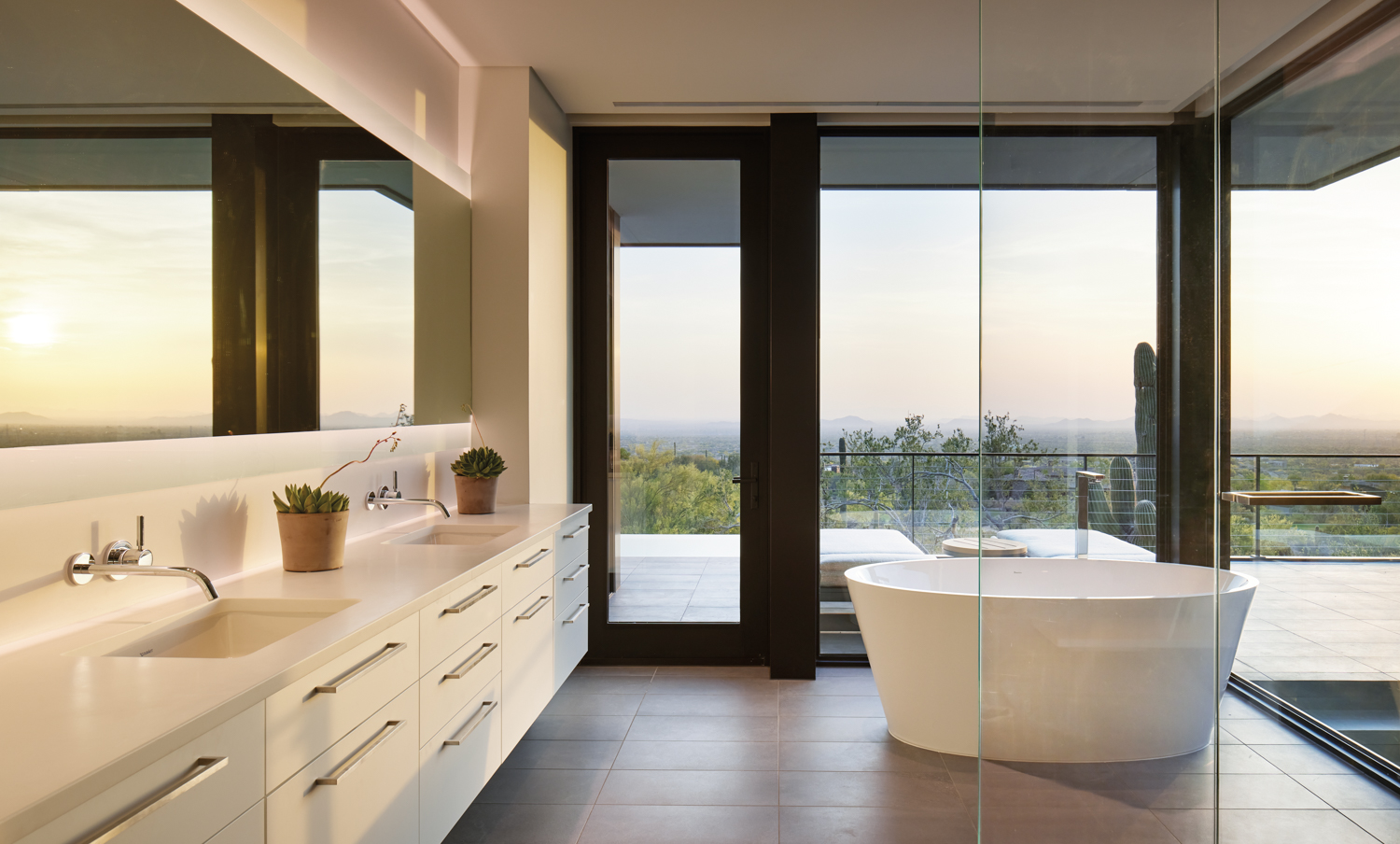 See How This Midcentury Home Embraces The Arizona Desert Landscape ...