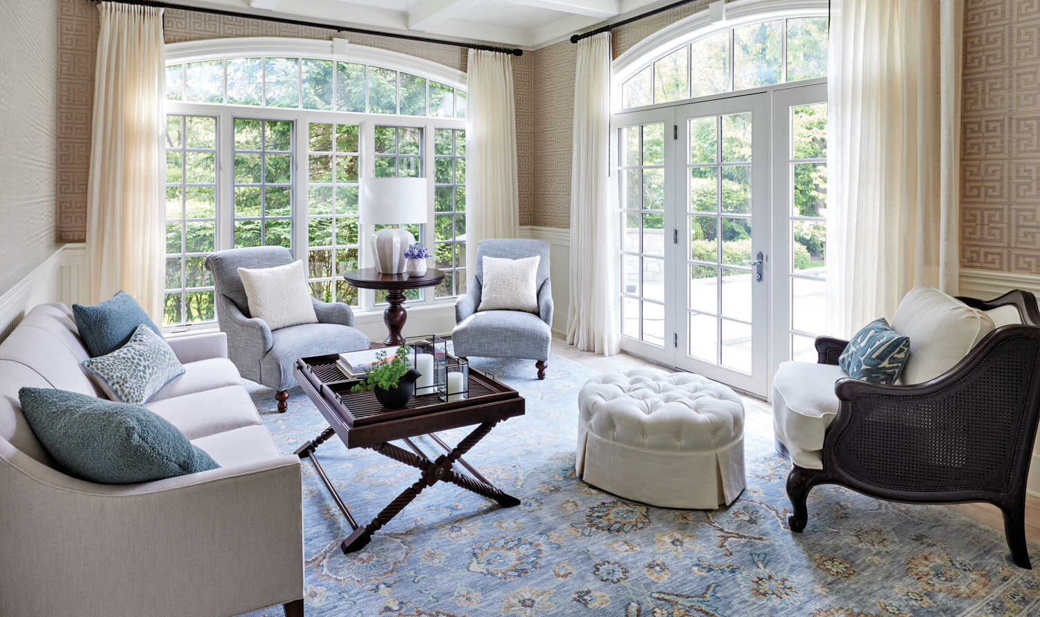 Pops of Color Paired With Glossy Whites Bring A Chicago Home To Life ...