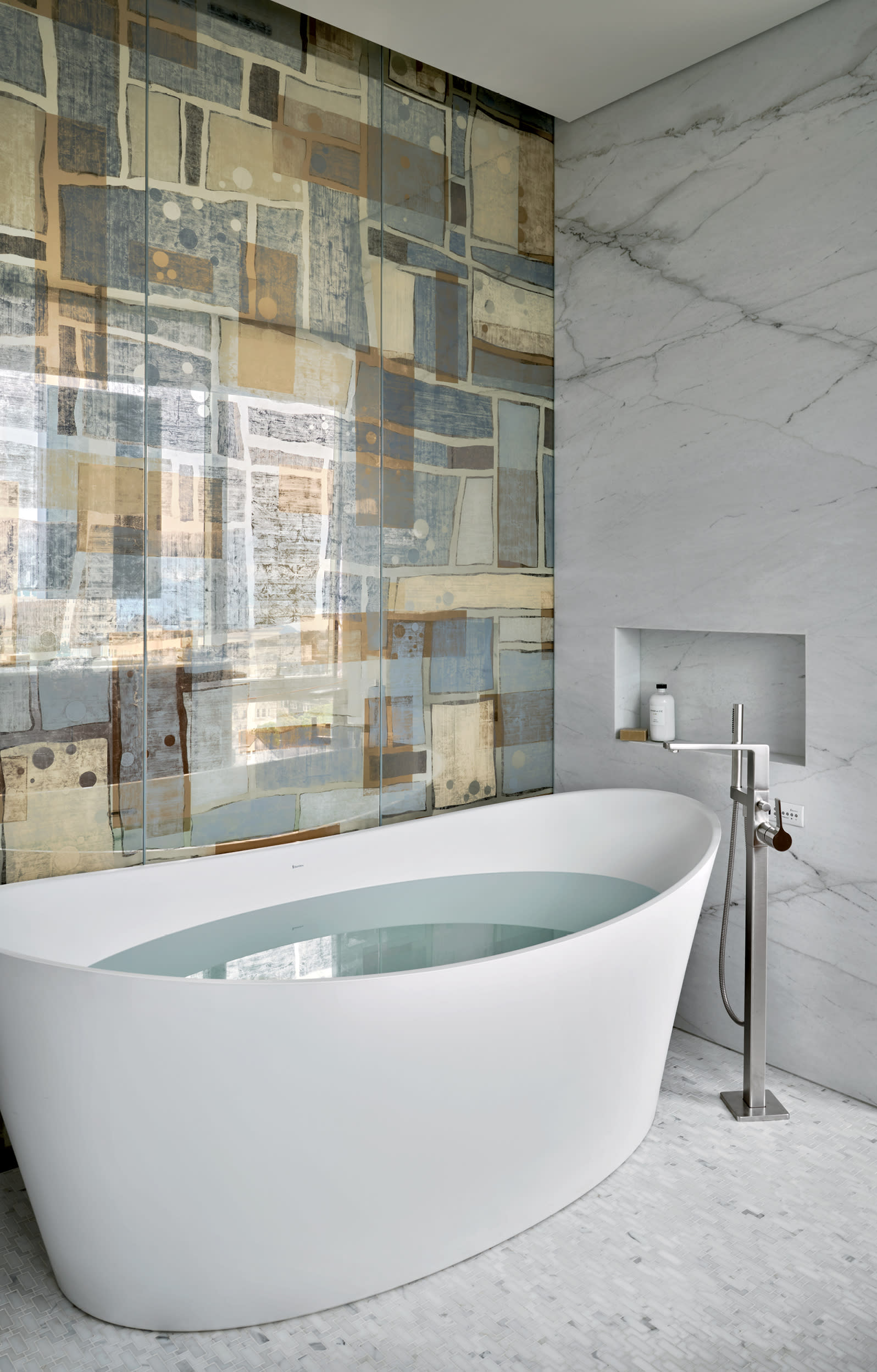 Explore A Bold Bay Area Town House With Dramatic Interiors | Luxe ...