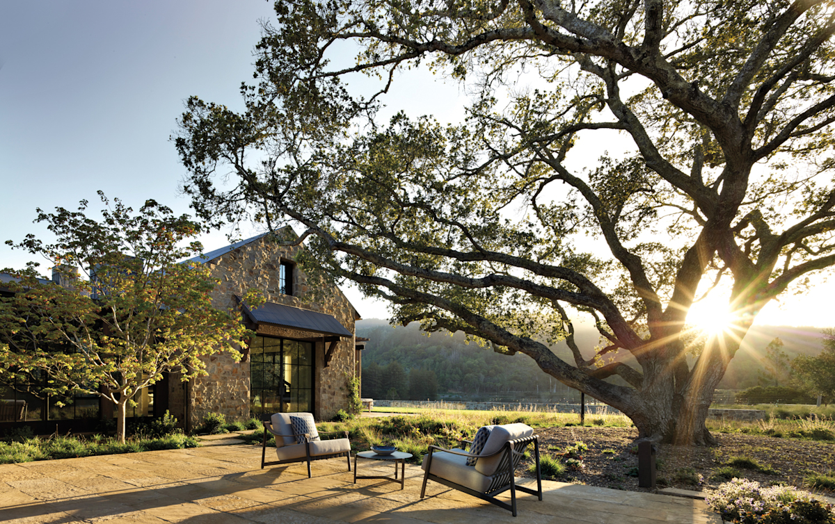 See How This Woodside Home Follows The Contours Of The Landscape | Luxe ...