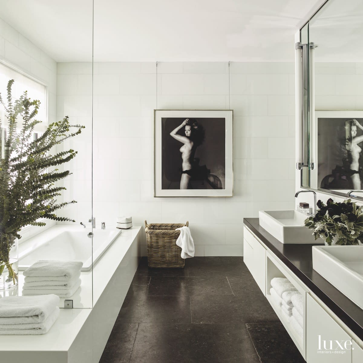 Modern Meets Traditional In An Impeccable Golf Cottage | Luxe Interiors ...