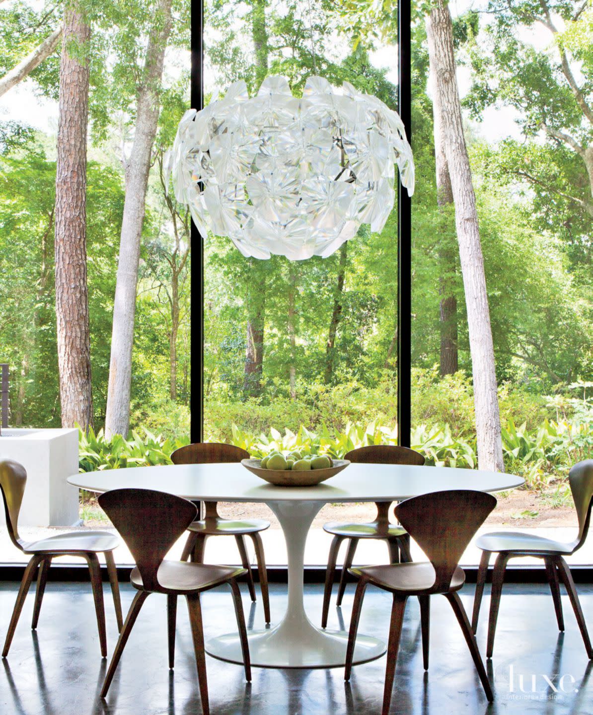Modern White Breakfast Area | Luxe Interiors + Design