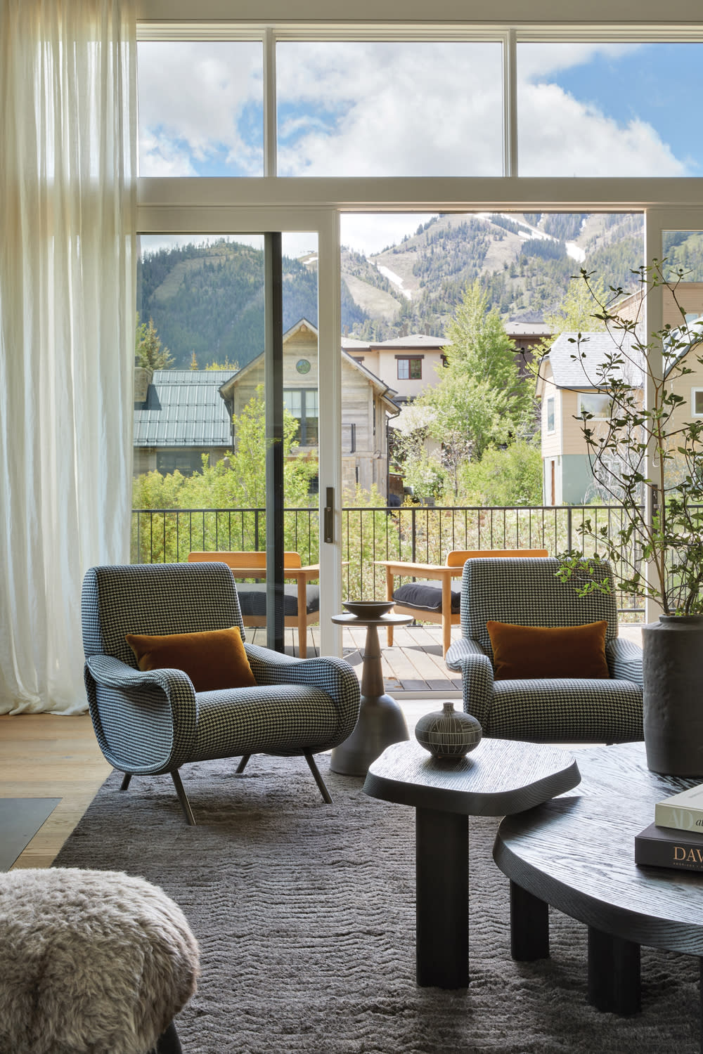 An Edgy Black Exterior Inspires The Design Of A Modern Mountain Home ...
