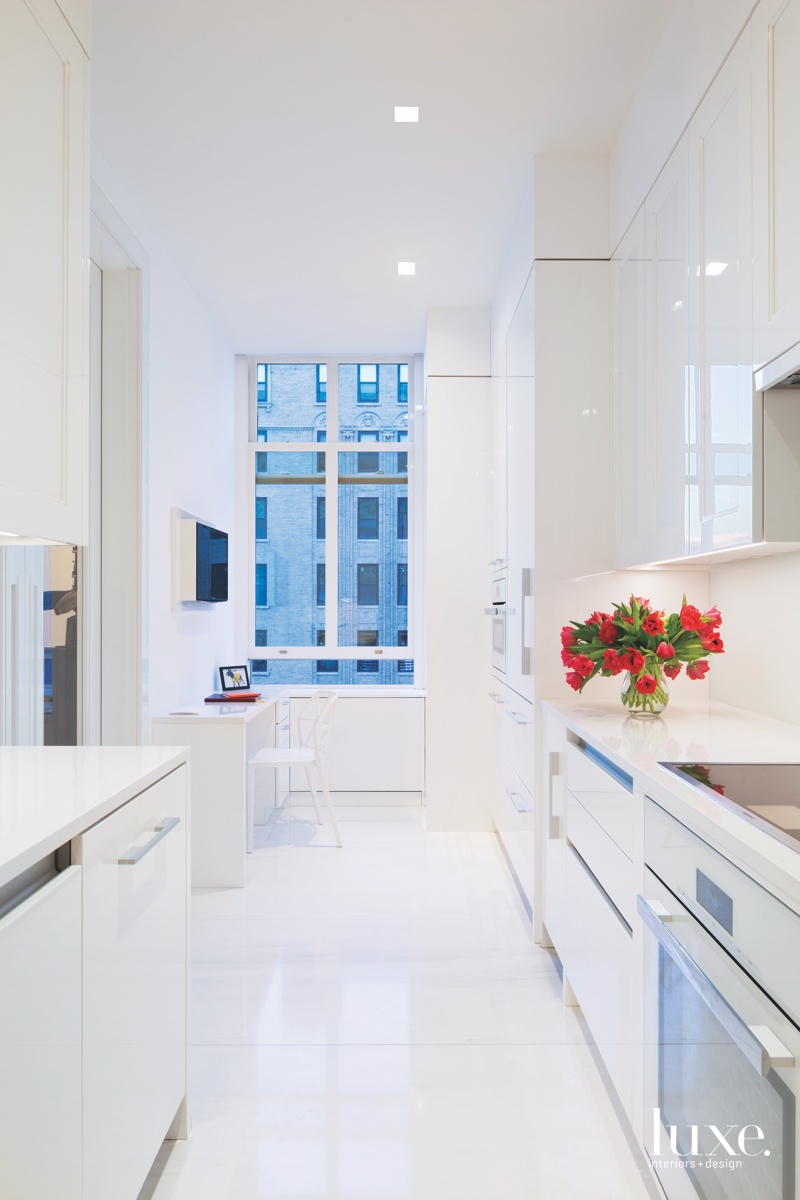 White Palette, Artful Touches Brighten An NYC Abode | Luxe Interiors ...