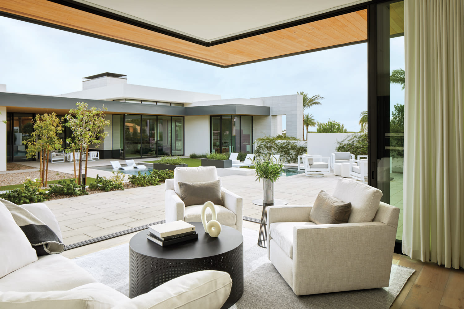 Learn How A Modern Arizona Home Channels Sunlight To Stunning Effect ...