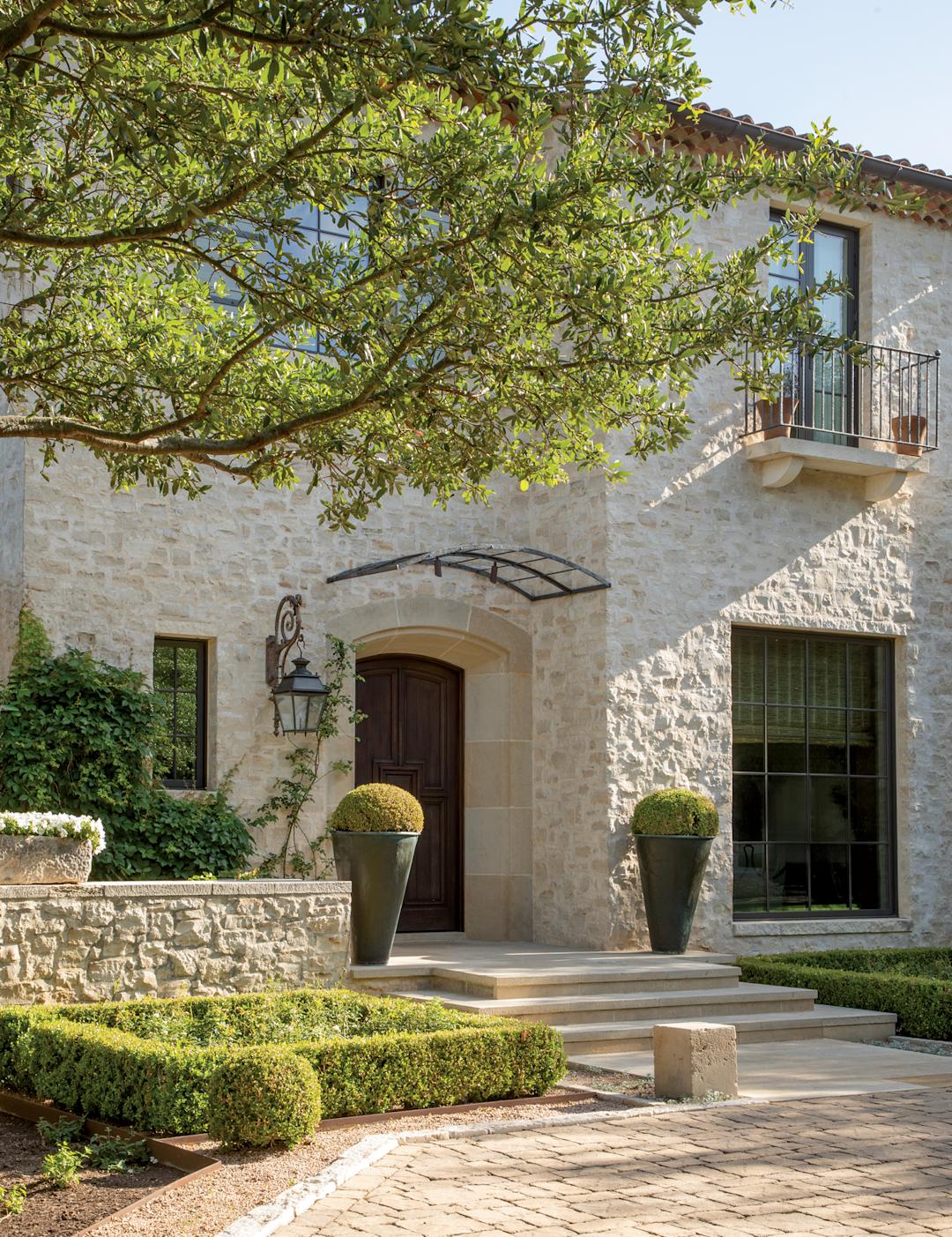 A Tuscan-Inspired Villa In Austin Gets A Stylish Refresh | Luxe ...