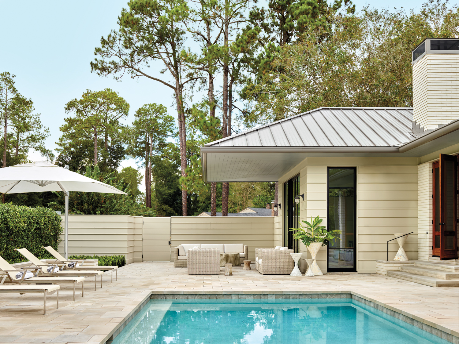 Be Awed By The Artful Brilliance Of A Lighting Leader’s Savannah Home ...