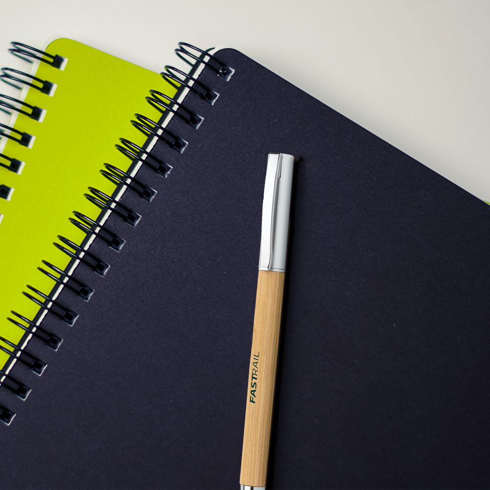 Commandez votre stylo en bambou avec clip en métal sur HelloPrint