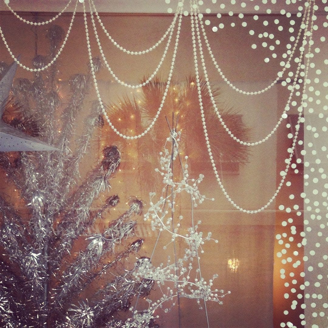 5 Cheap Holiday Window Display Ideas That Will Fill Your Small Store’s ...