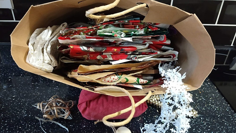 Wrapping presents sustainably – how to reuse or recycle paper and ...