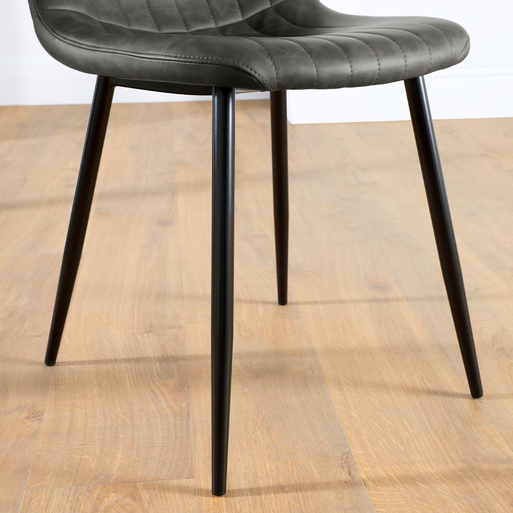Traviso Round Dining Table & 4 Brooklyn Chairs, Black Oak Effect ...