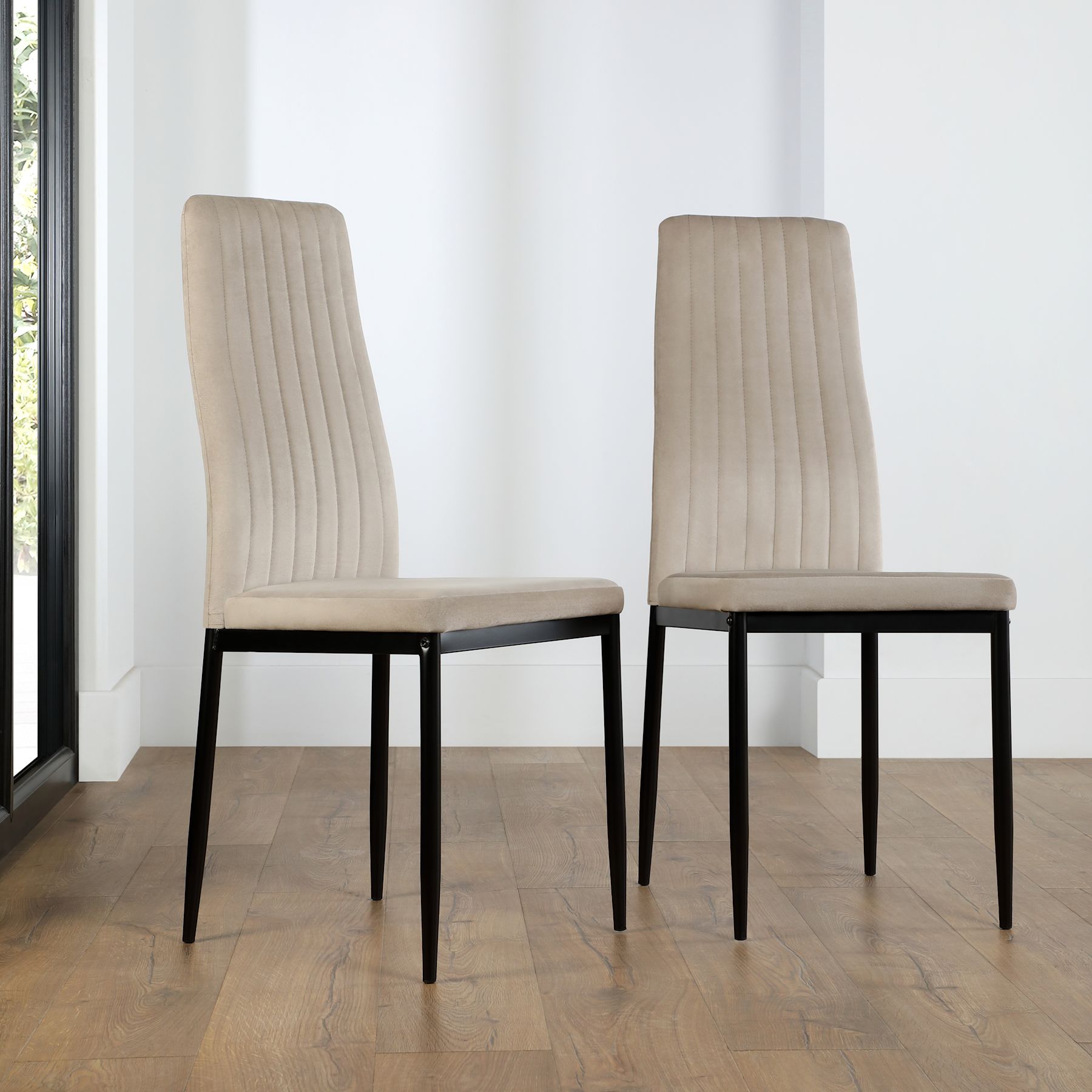 Traviso Round Dining Table & 4 Leon Chairs, Light Oak Effect & Black ...