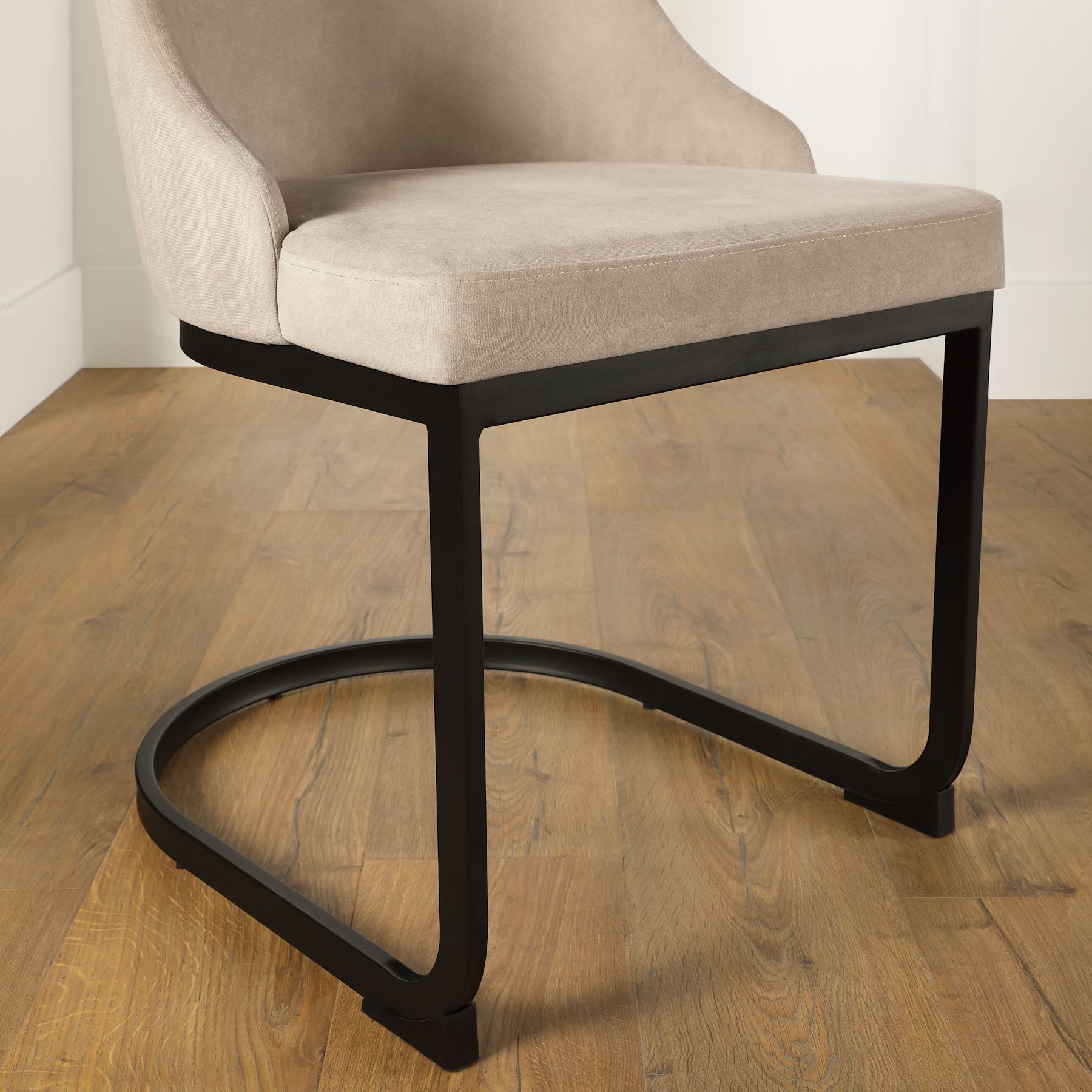 Madison Dining Table & 6 Riva Chairs, Black Oak Effect & Black Steel ...