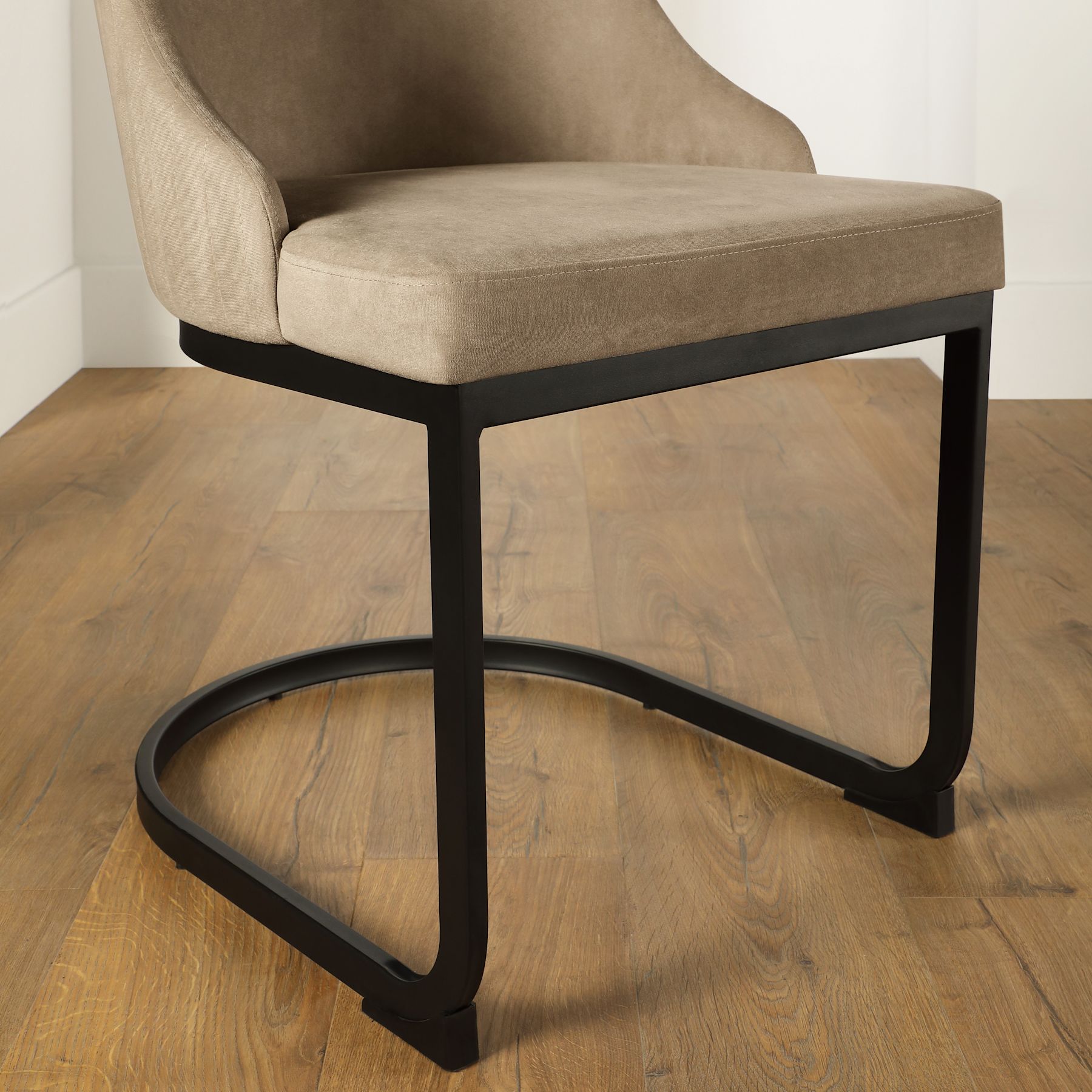 Madison Dining Table & 4 Riva Chairs, Light Oak Effect & Black Steel ...