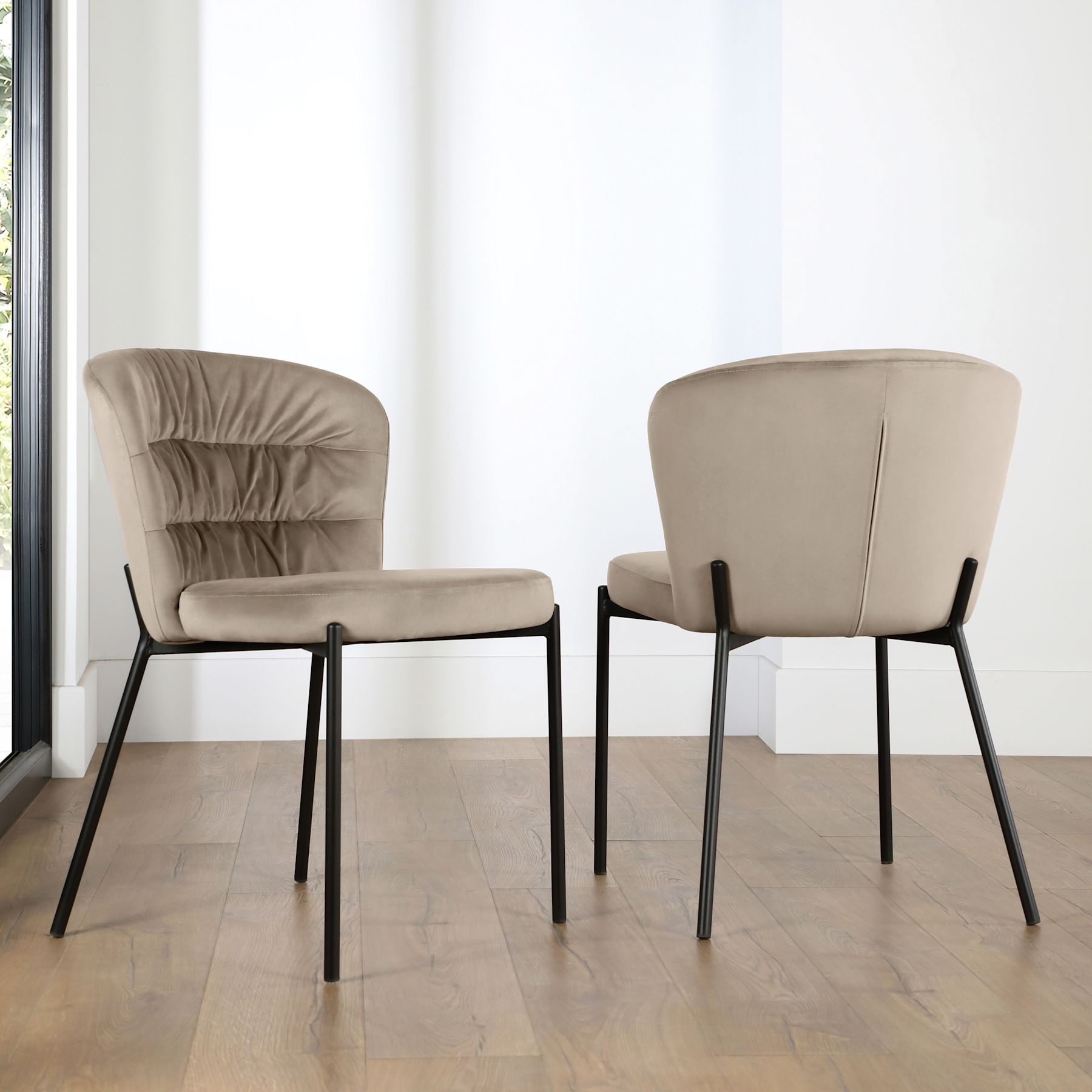 Traviso Round Dining Table & 4 Gianna Chairs, Light Oak Effect & Black ...