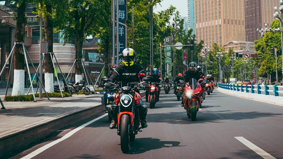 #WeRideAsOne: thousands of Ducatisti colored the streets of every city ...