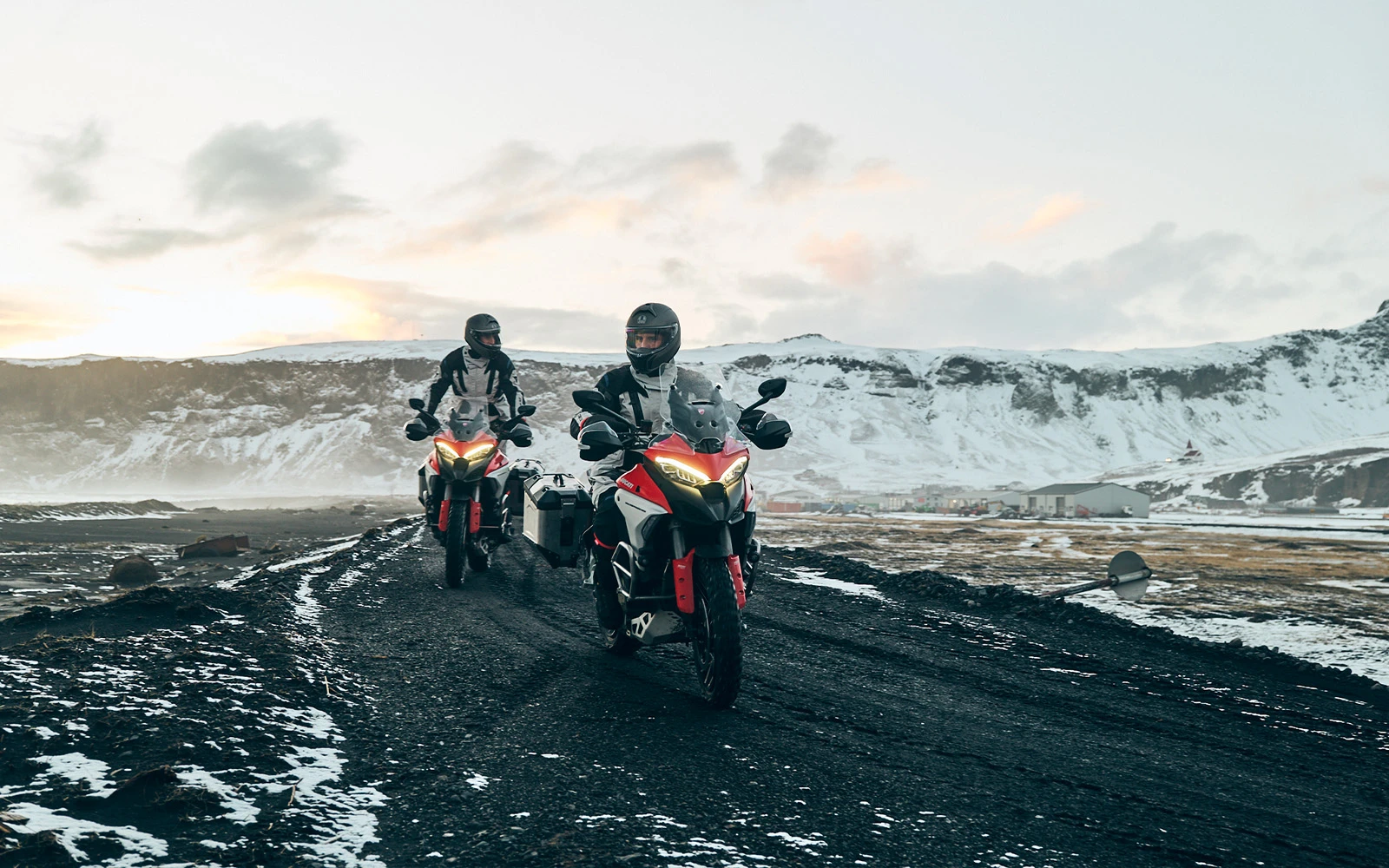 Riding SubZero - Conquering Iceland - Reportage