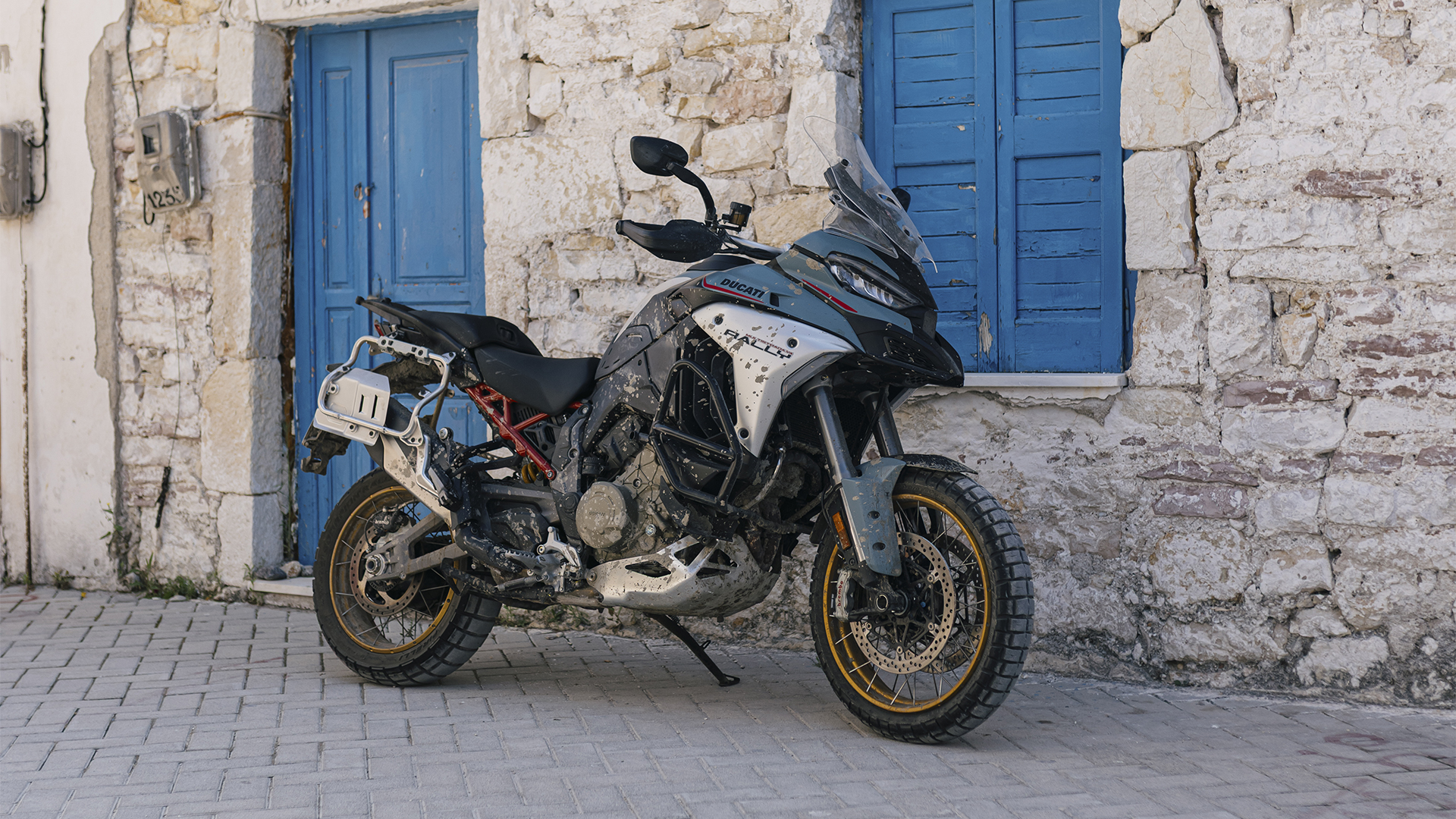On and off-road: the road to Olympus - Bike travels