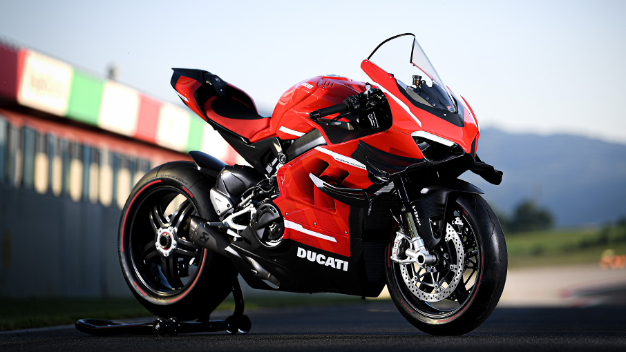 Superleggera V4 001 500 delivered at Borgo Panigale