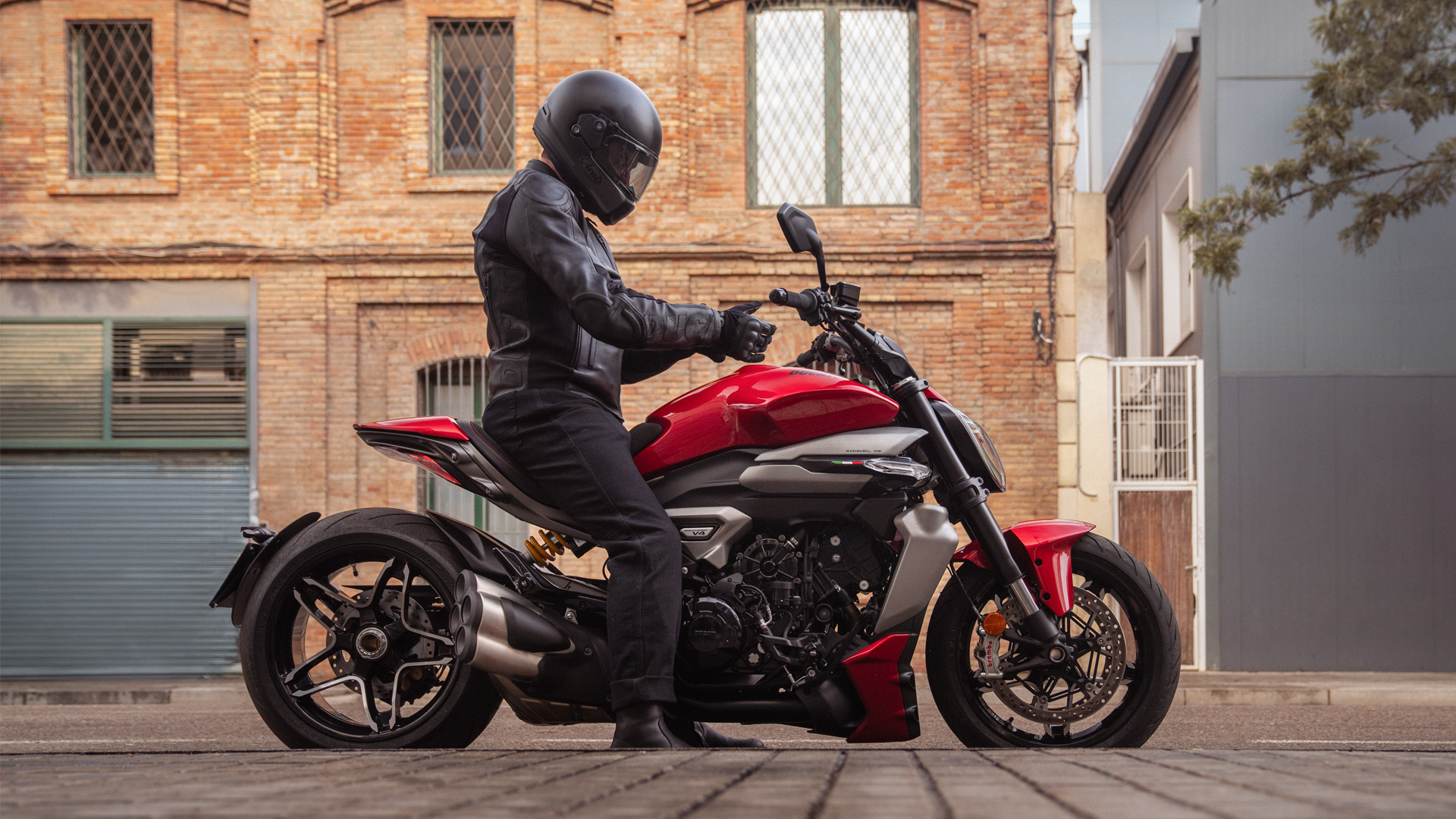New XDiavel V4 - Feet Forward. Heads Turning.