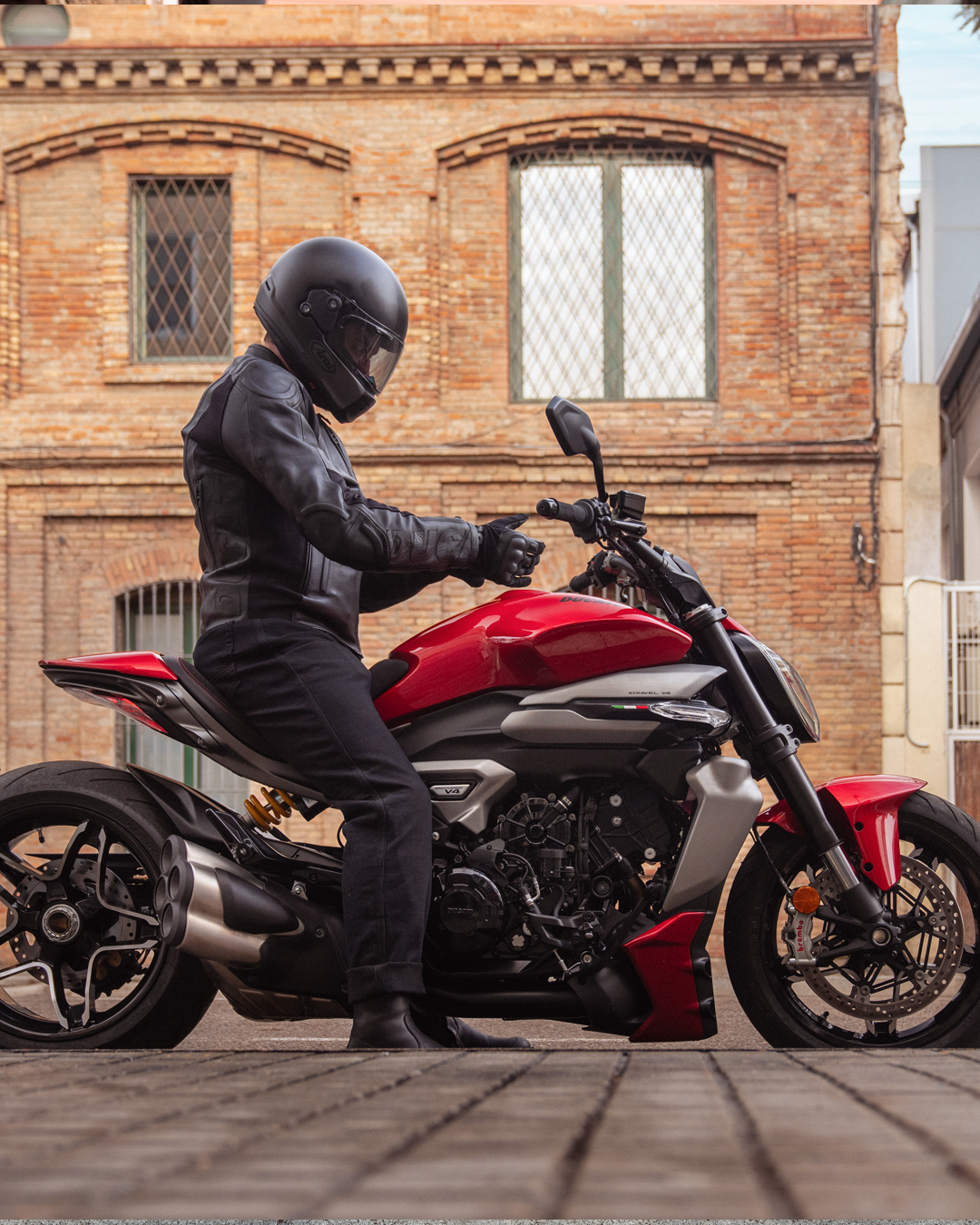 新型Xディアベル V4 - Feet Forward. Heads Turning.