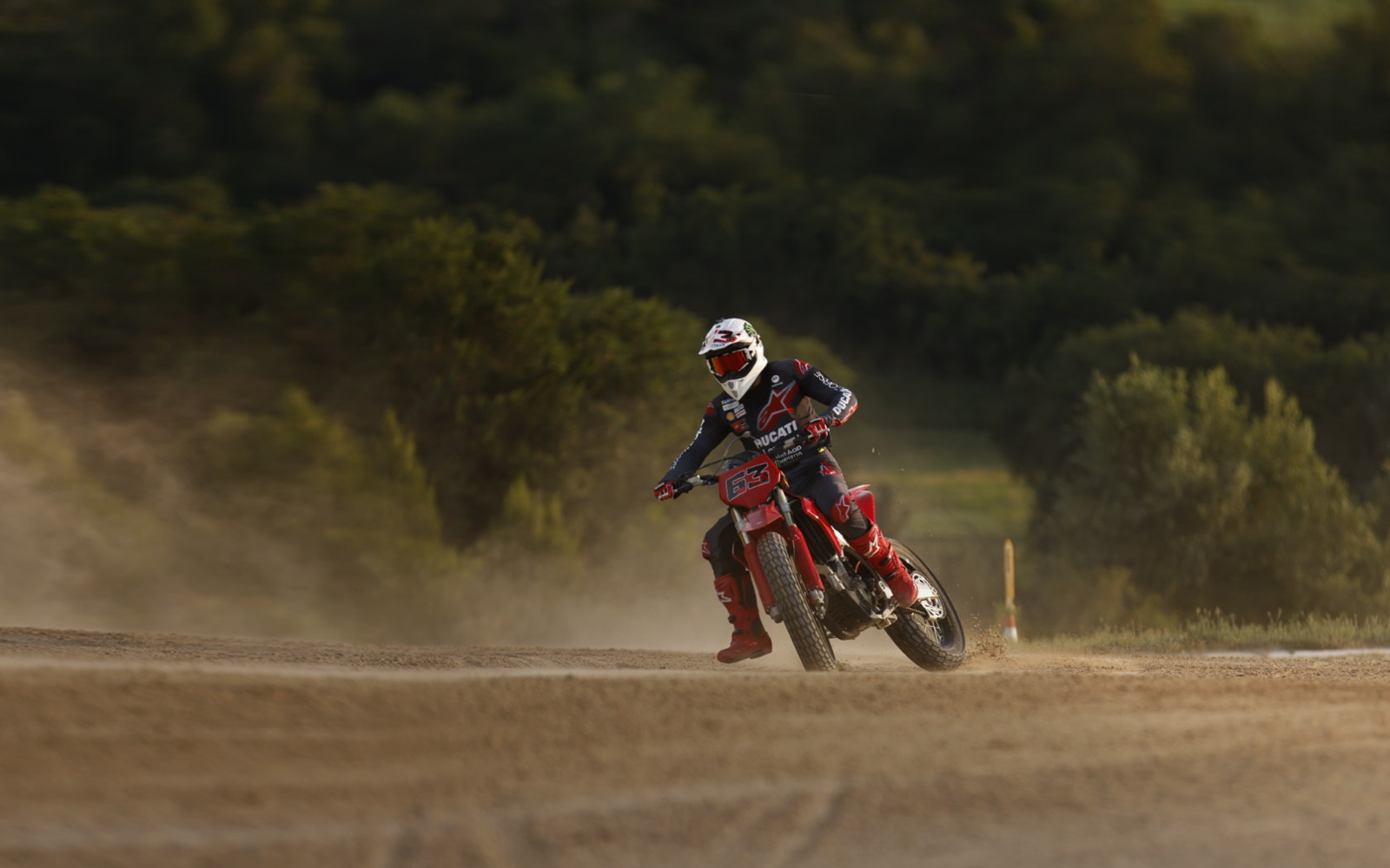 Bagnaia and Márquez: training as Champions with the Desmo450 MX