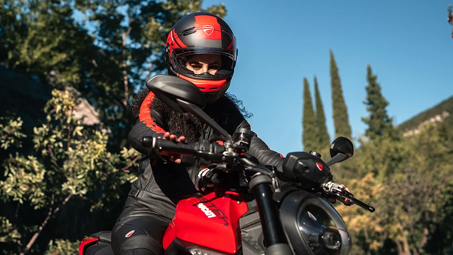 ドゥカティ、2024年アパレル・コレクションを発表：スタイル、快適性、安全性で情熱を表現