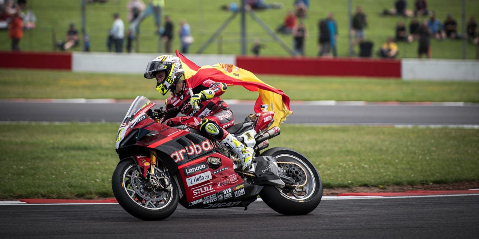 Bautista triunfa en la Carrera-1 tras una emocionante batalla. Rinaldi ...