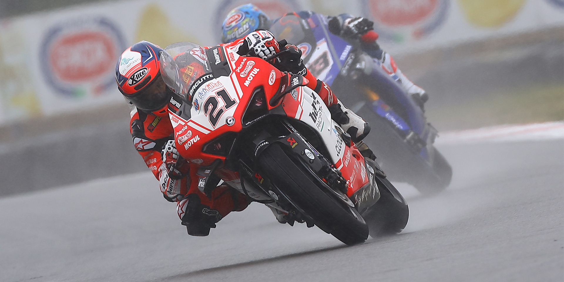 Barni Racing Team on defense in race 1 at Donington